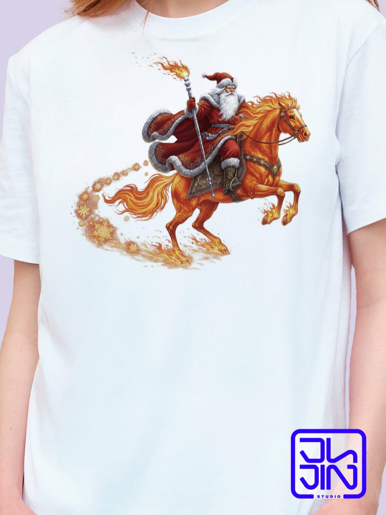 Футболка классическая женская с авторским принтом Санта дерзкий в огненном вихре на рыжей, оранжевой лошади с пламенем, белый хлопковый трикотаж с прикольным рисунком на груди