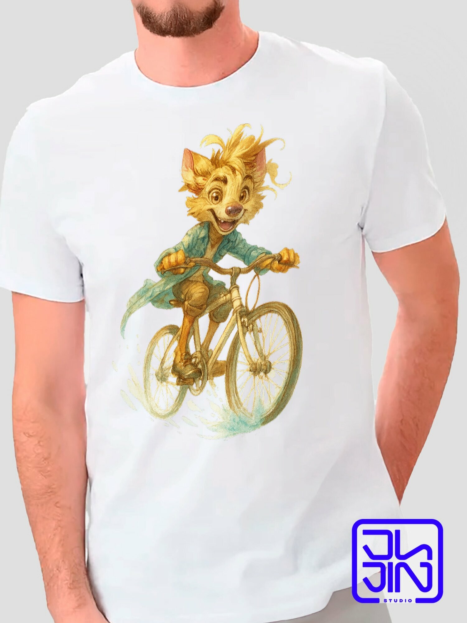 Футболка классическая мужская с авторским принтом Веселая песочная лиса на велосипеде в бежевом плаще, выразительный экстрим, белый хлопковый трикотаж с прикольным рисунком на груди
