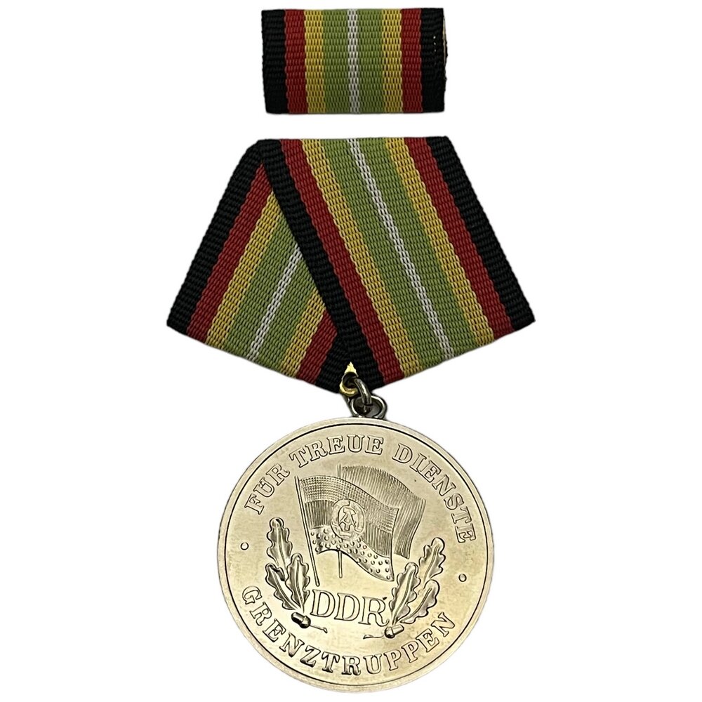 Германия (ГДР), медаль "За верную службу в Пограничной охране" X лет службы 1973-1990 (магнитится)
