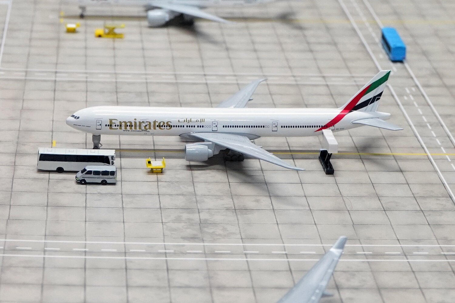 Модель металлического самолета Боинг 777, авиакомпании Emirates, на шасси, длина 20 см.