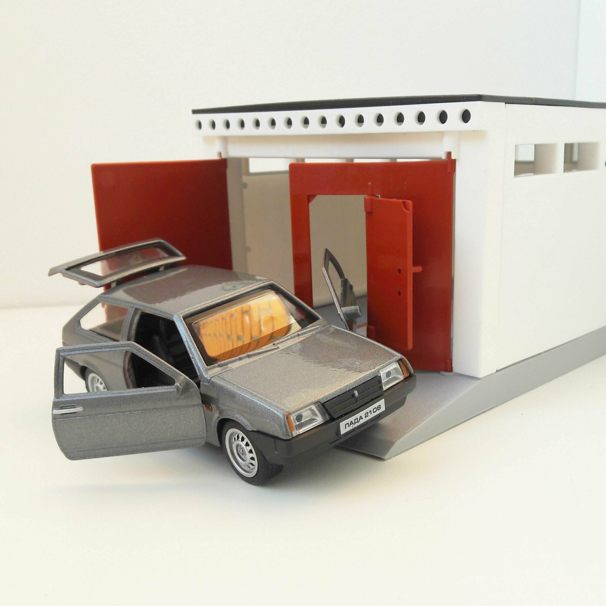 Гараж + металлическая машинка LADA 2108 (инерция, 12 см, открытие 2-х дверей и багажника) - серая
