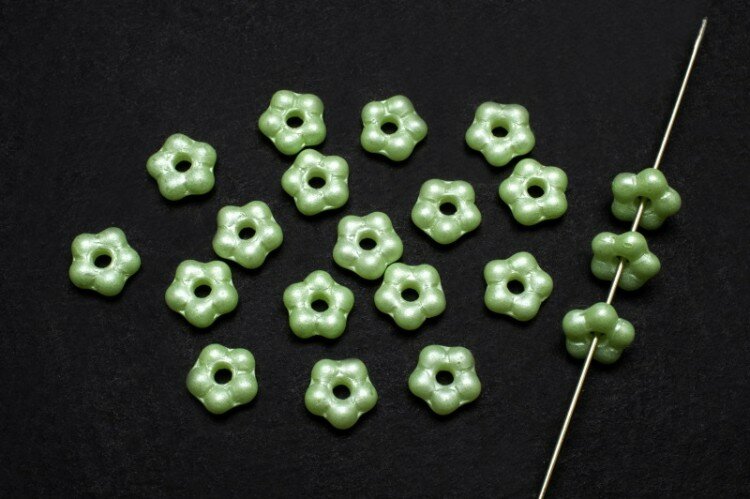 Бусина Flower 5мм, отверстие 1мм, цвет 02010/29315 Alabaster/Pastel Green, 733-103, 20шт
