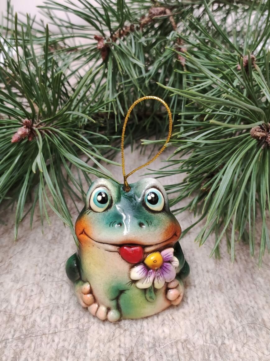 Елочная игрушка-колокольчик "Лягушка - сестра зеленой Деревянной Змеи ". Ручная работа. Керамика.
