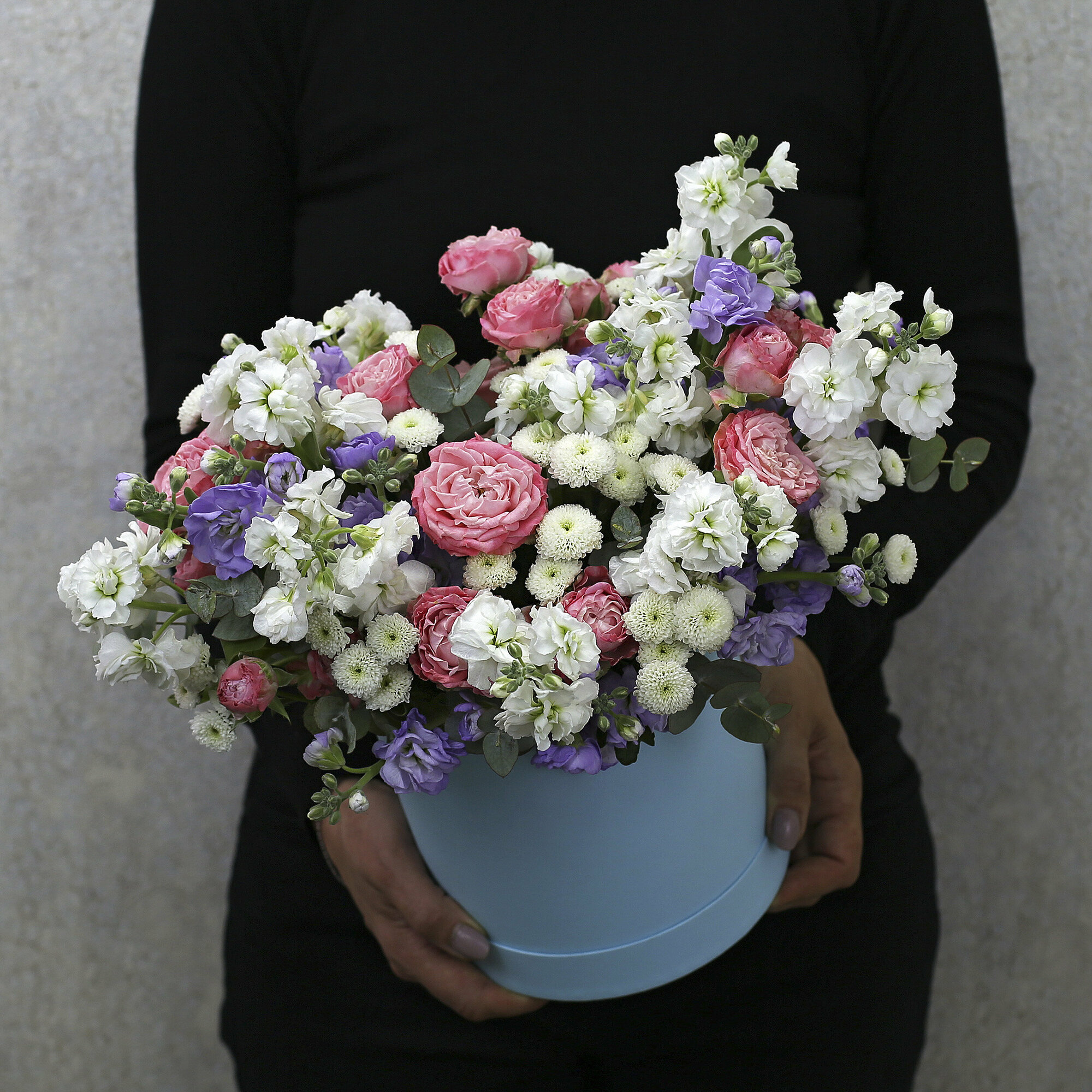 Цветы живые букет Flor-Pro Flowers из маттиолы, роз и хризантемы «Чистая лазурь» в шляпной коробке