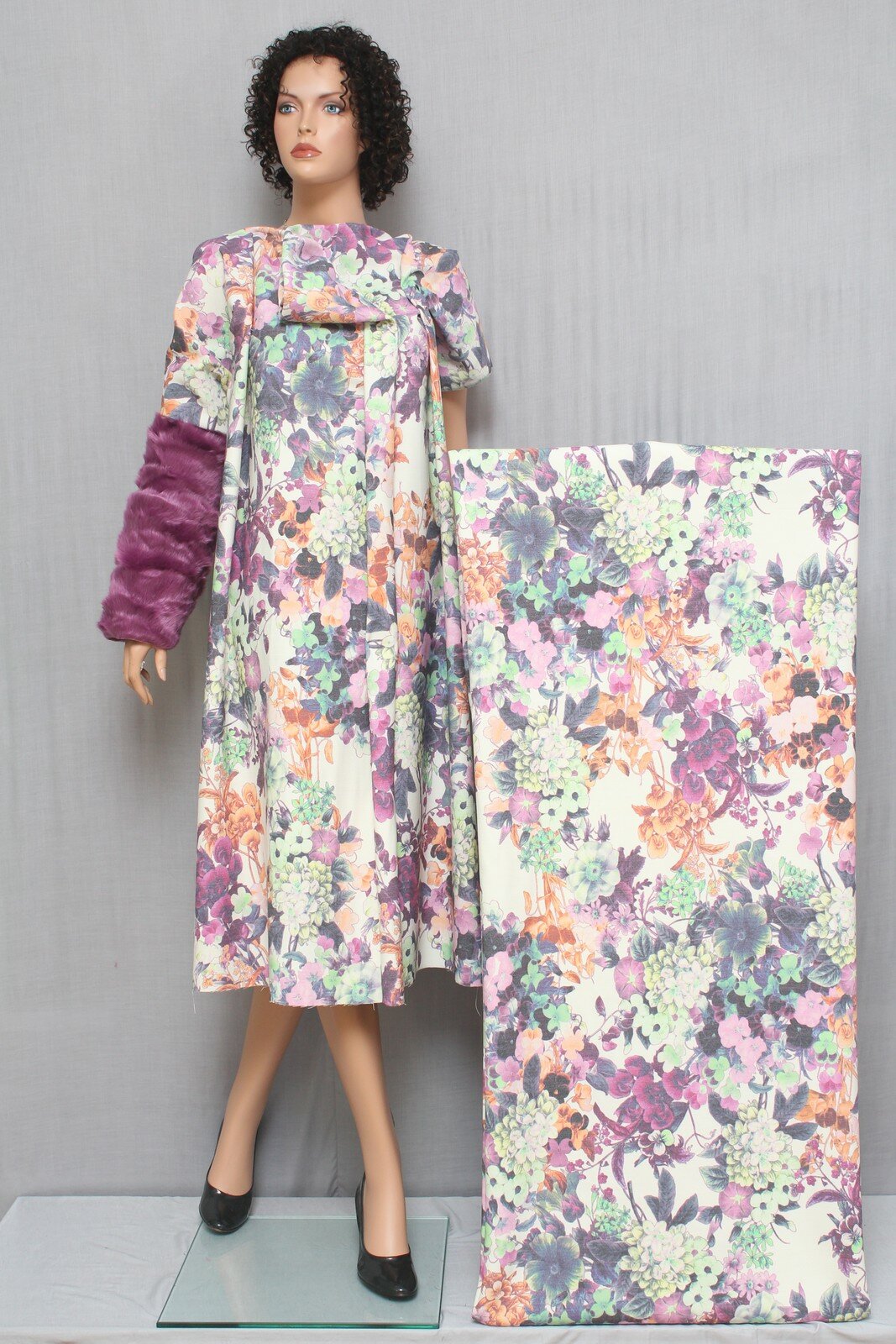 Ткань костюмная стрейч с цветочным узором в пурпурно-зеленовато-оранжевой гамме, ш144см, 0,5 м