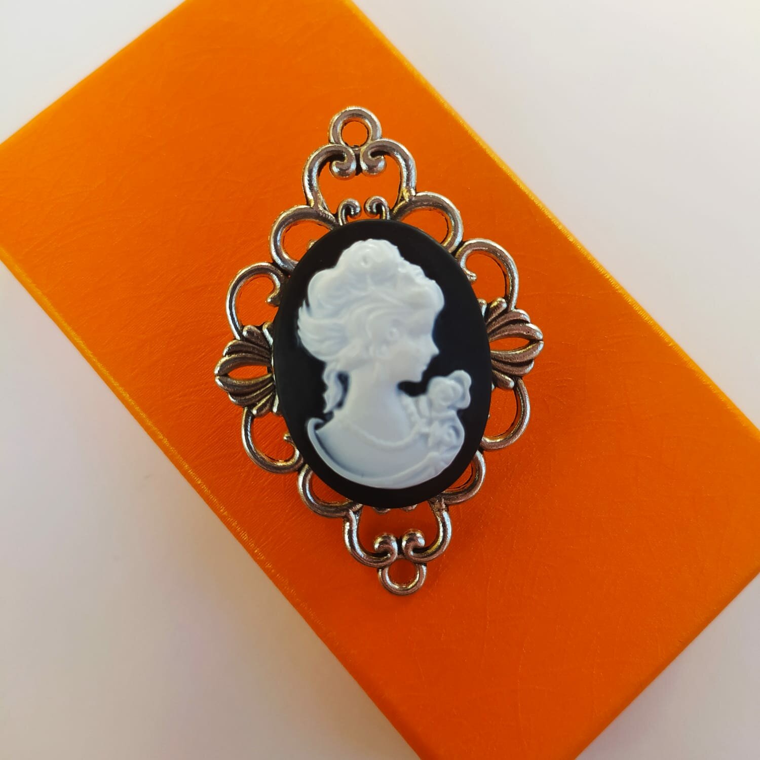 Брошь, пластик