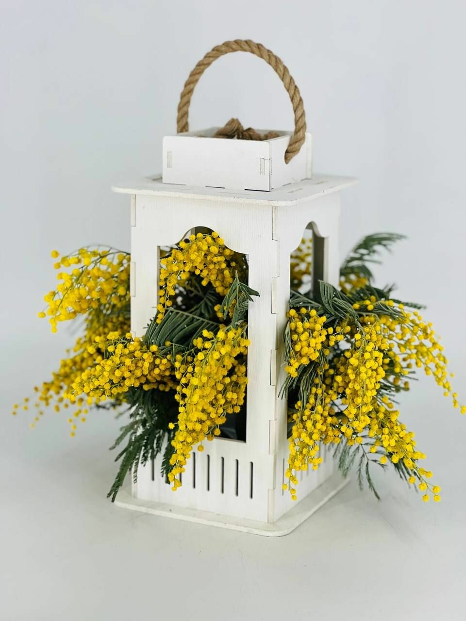 Мимоза в белом деревянном фонаре, букет мимоз