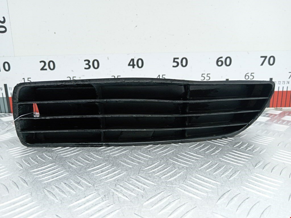 Решетка (заглушка) в бампер левая Audi A4 B5 8D0807345B арт. 1828686