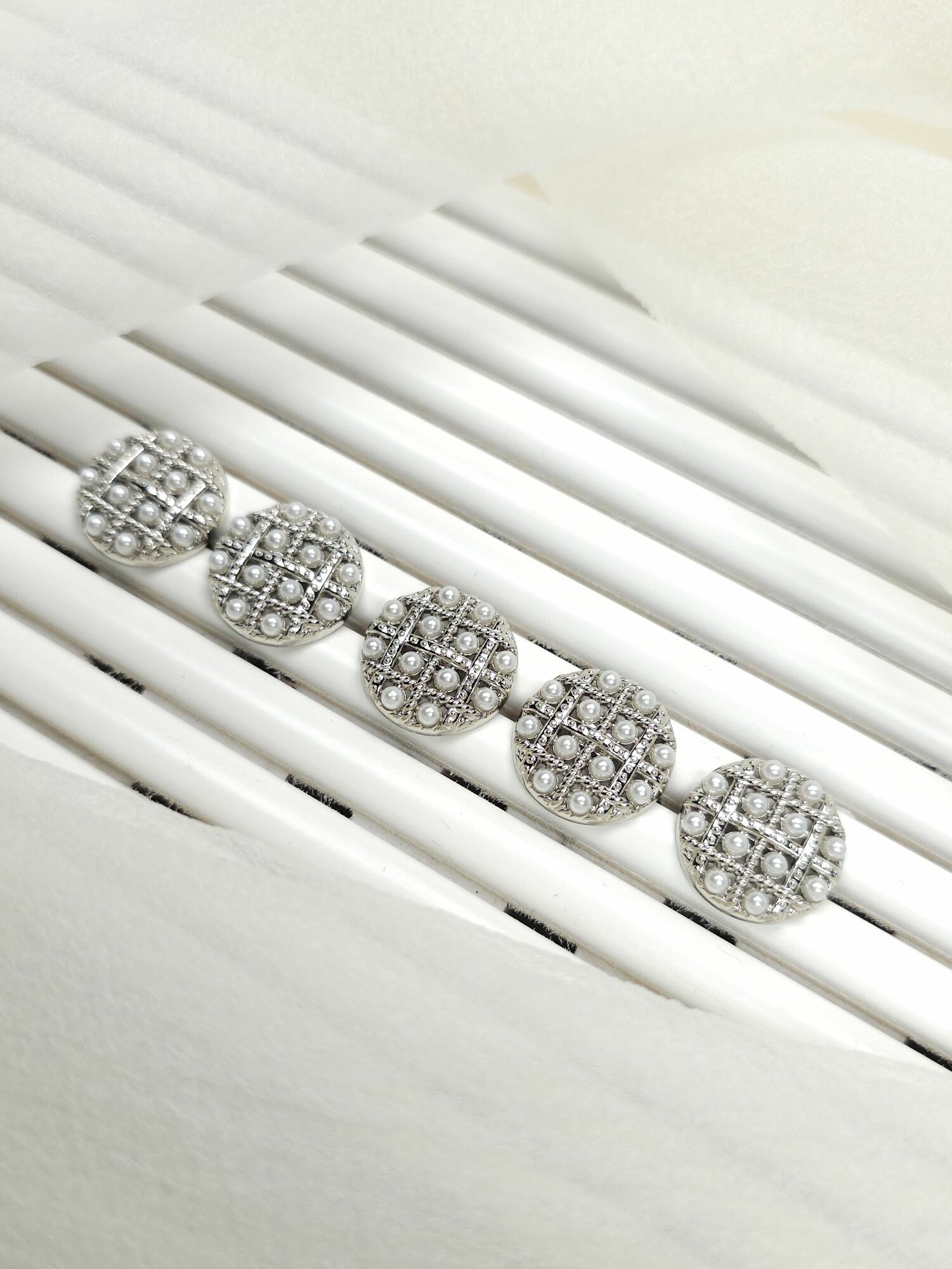 Пуговицы серебро с жемчугом 2 см, 5 штук