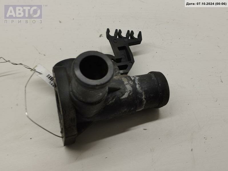 Фланец (тройник) системы охлаждения Audi 80 B4 (1991-1996)