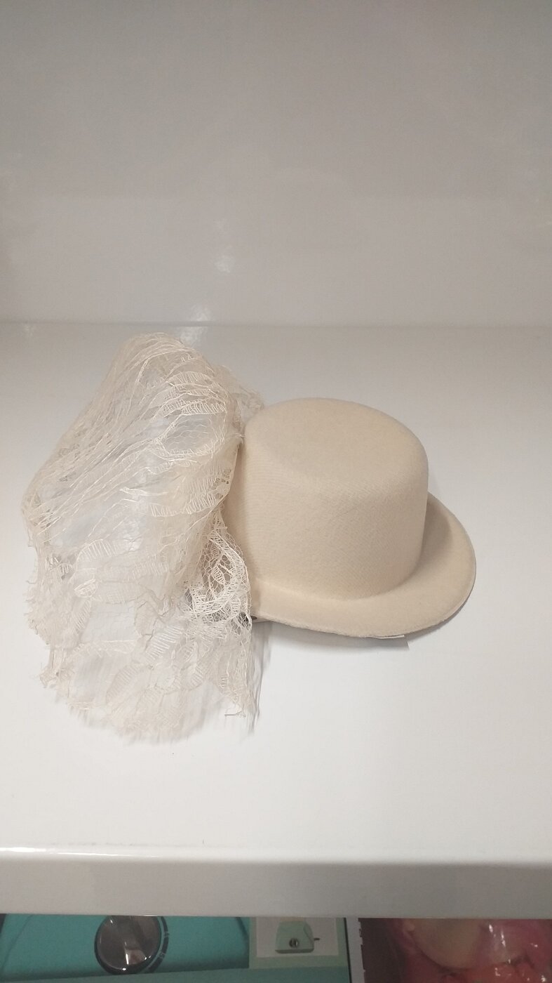 Шляпка карнавальная на зажимах, молочная