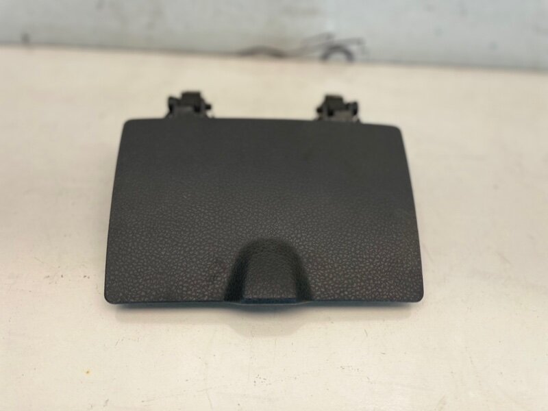 Б/У крышка бардачка Nissan Terrano 2015 D10 F4RB403 43693 NISSAN арт. 6851100Q0A