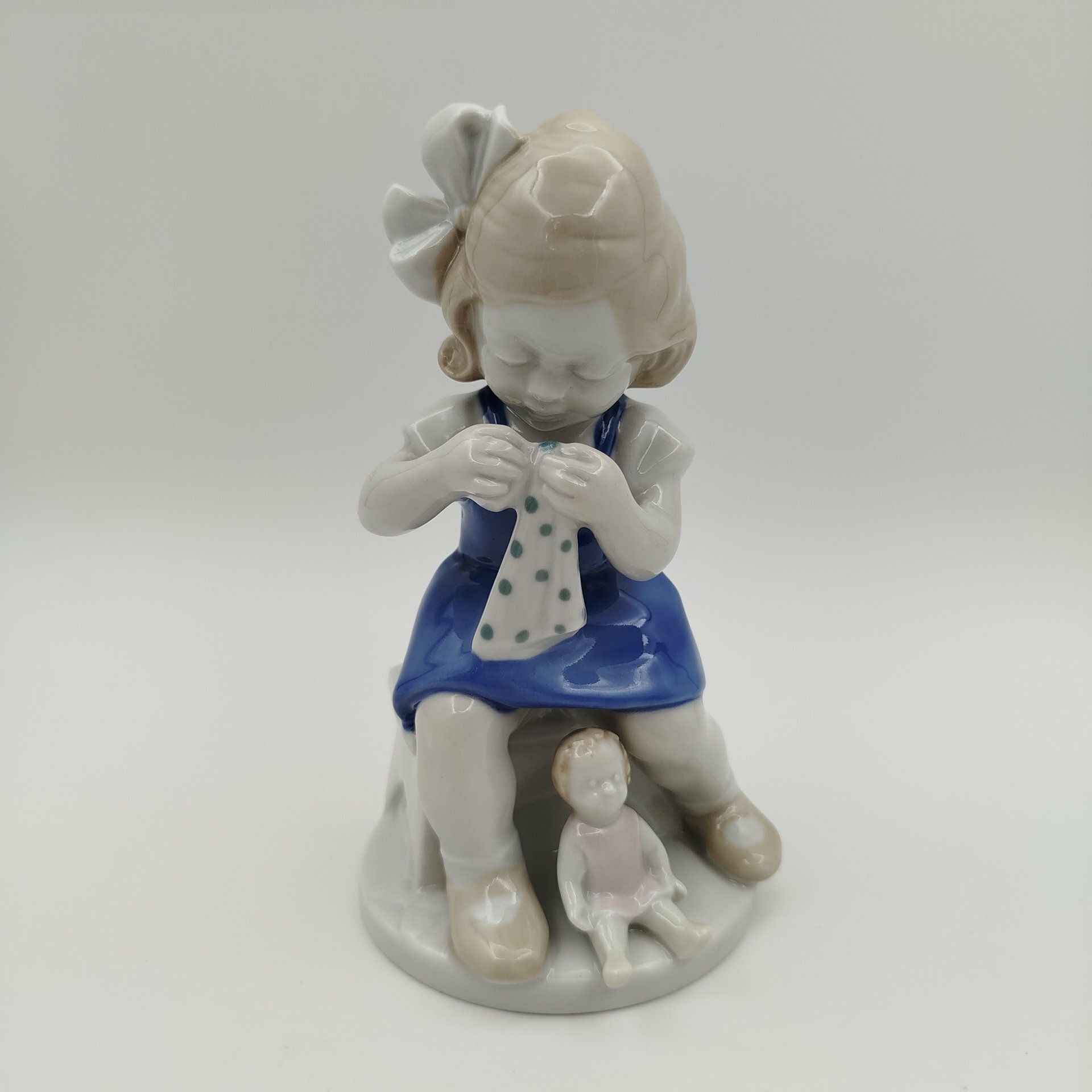 Статуэтка "Девочка с куклой", фарфор, роспись, VEB Porzellanfiguren Lippelsdorf (Липпельсдорф)