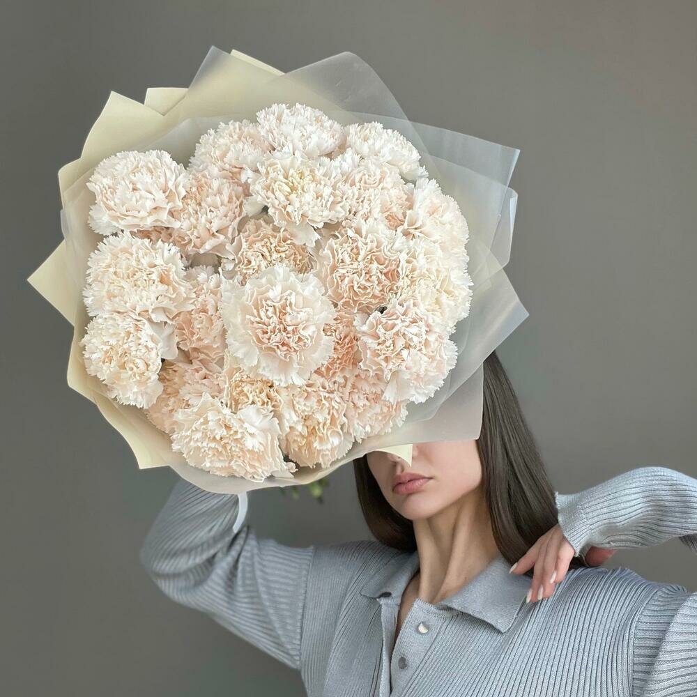 Монобукет "Кремовые гвоздики", бежевые цветы, в подарочной упаковке