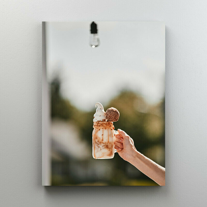 Интерьерная картина на холсте "Кофе со взбитыми сливками" для кухни, кафе и ресторанов, размер 22x30 см