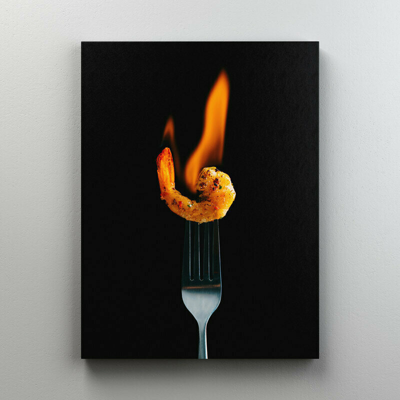Интерьерная картина на холсте "Креветка в огне" для кухни, кафе и ресторанов, размер 22x30 см