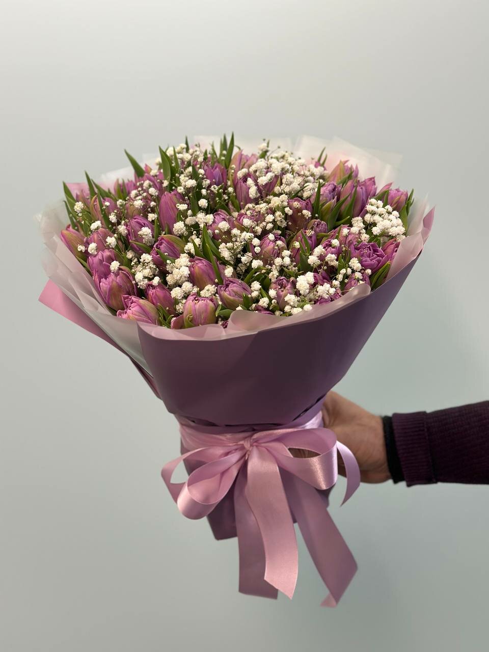 Букет wowflo 'Магический сад', пионовидные тюльпаны, гипсофилы, 53 цветка, 40см