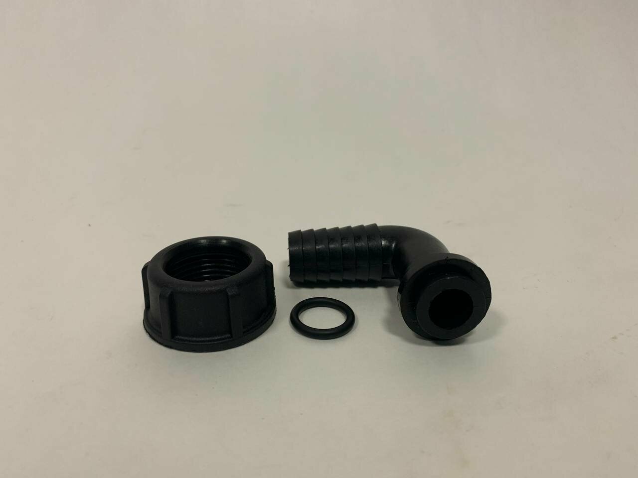 Штуцер угловой стационарного бака 17 мм. Рез3/4