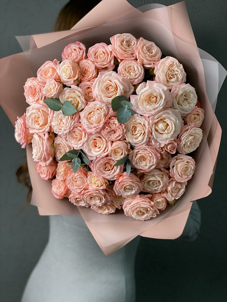 Букет свежесрезанных цветов из 25 кустовых роз с эвкалиптом 010