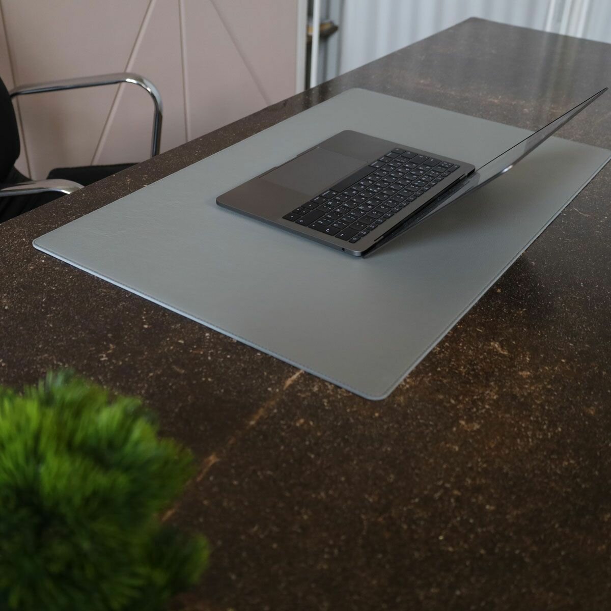 Бювар на рабочий стол, Ogmore Fume by Audmorr, Размер - 60х100 см, натуральная кожа, светло-серый