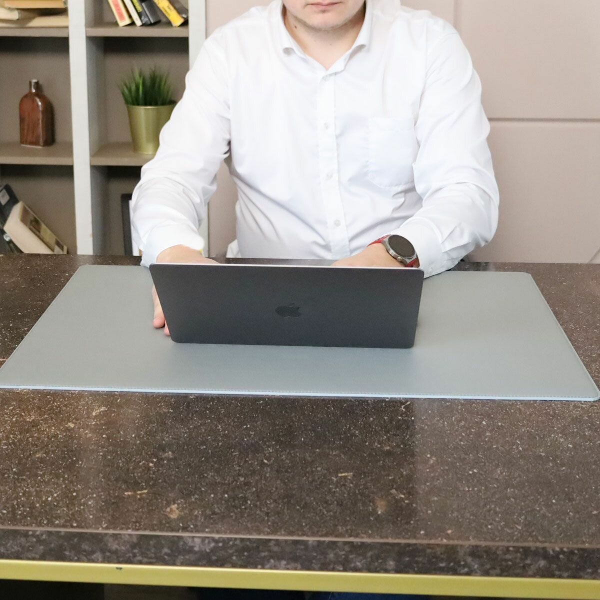 Бювар из натуральной кожи для рабочего стола, Ogmore Fume by Audmorr, Размер - A2- 40x60 см, натуральная кожа, светло-серый