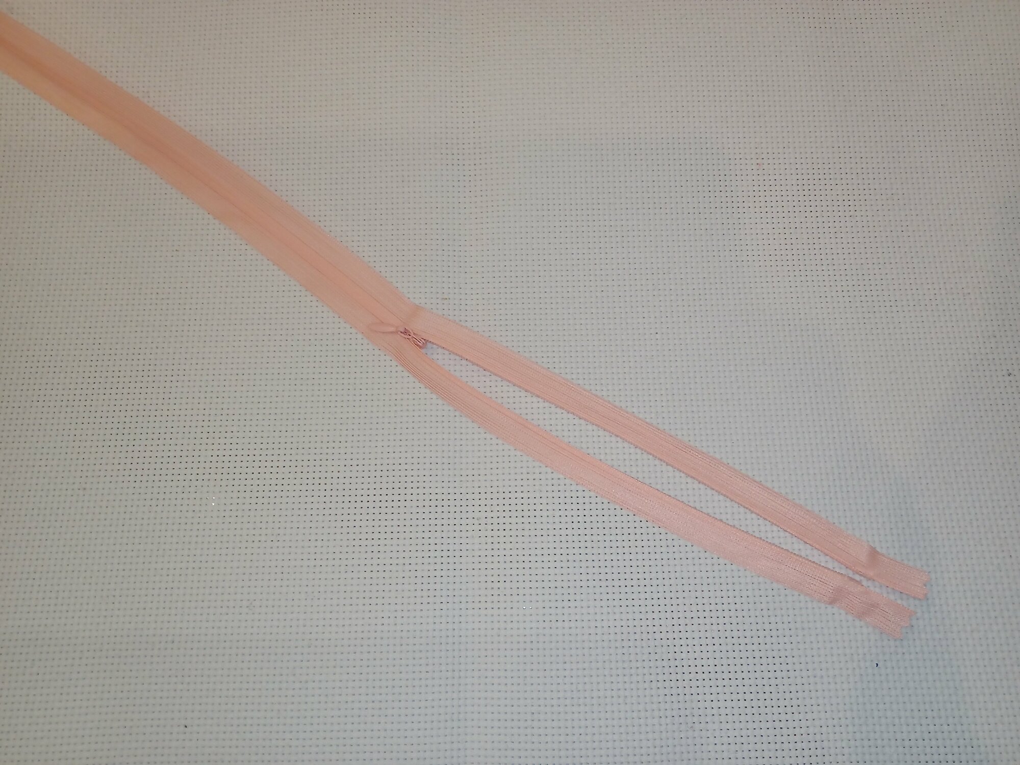 Застежка-молния потайная нежно-розовая, длина 50 см, ширина 2,4 см