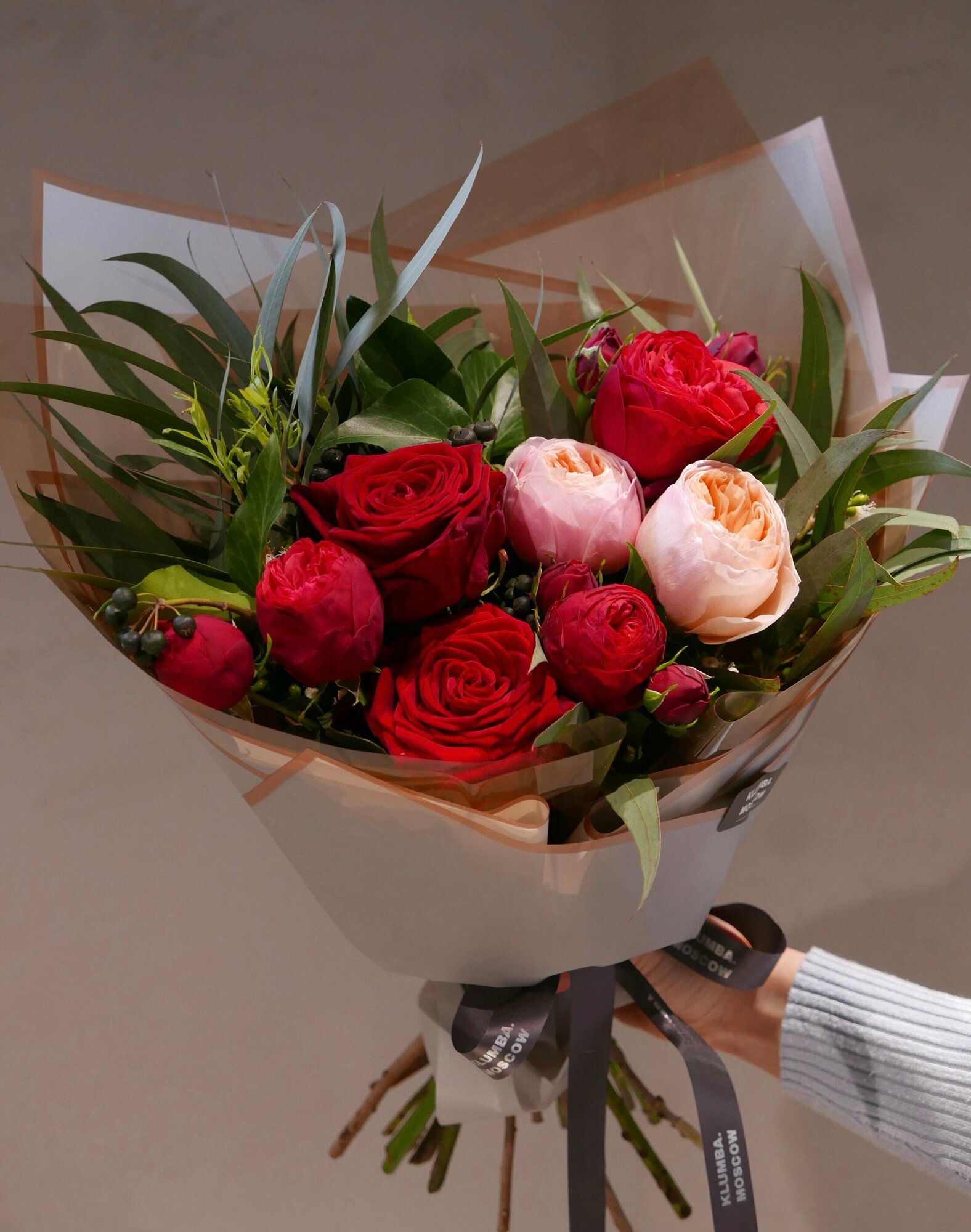 Букет с розами и вибурнумом от студии цветов клумба. москва, аквабокс