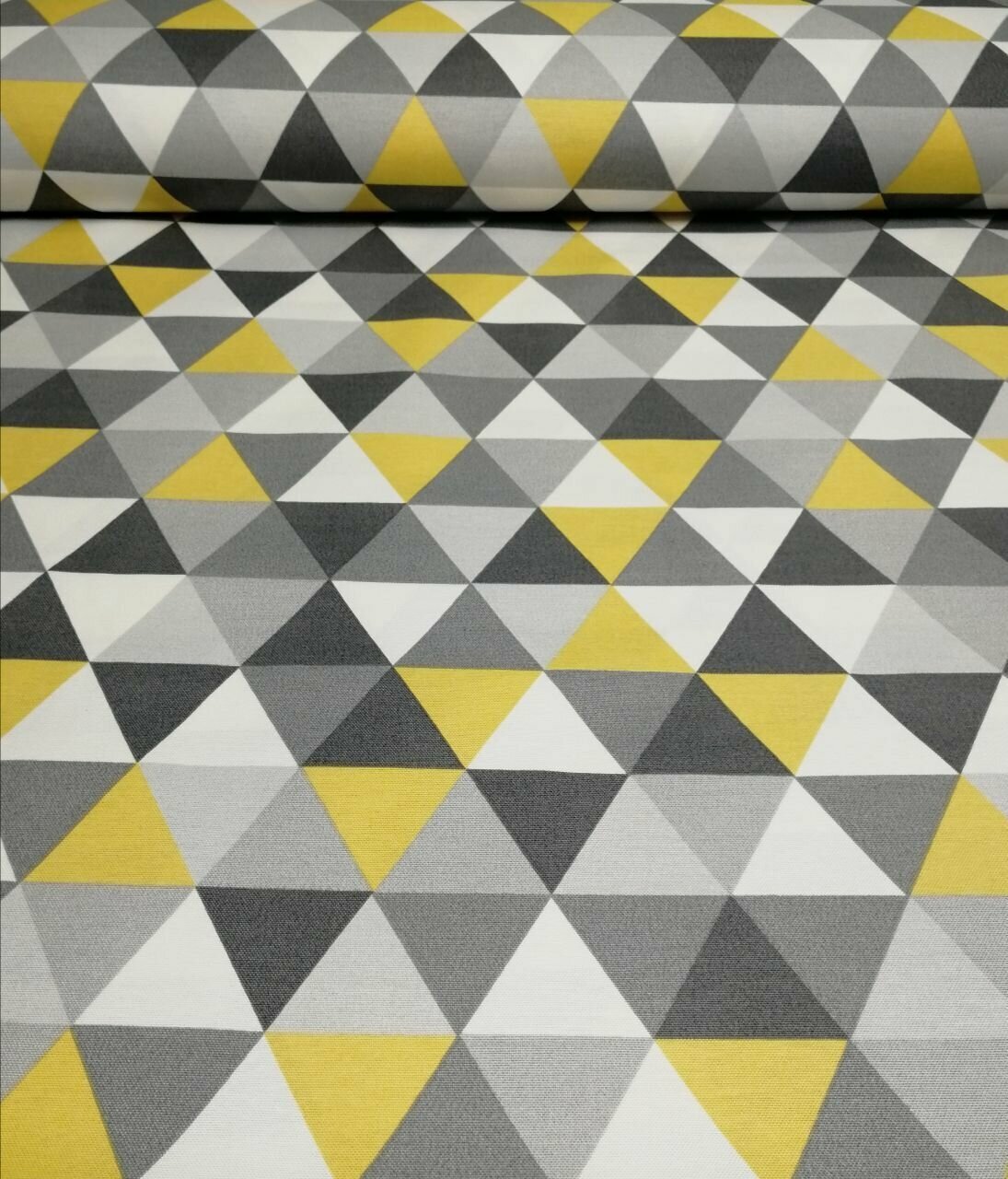 Ткань Дак (DUCK, Панама). 65% хлопок, 35% полиэстер. Желтые треугольники. 100х180см