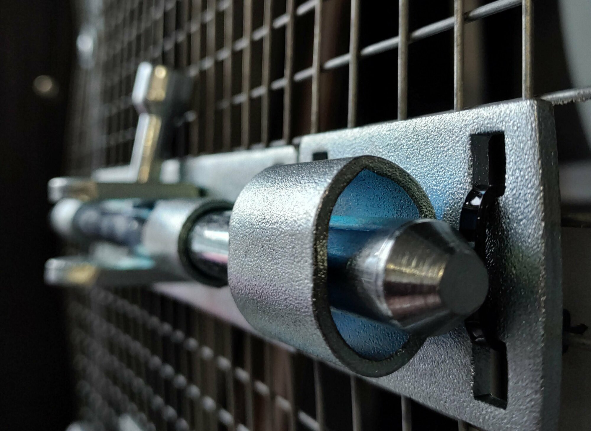 Засов воротный горизонтальный под навесной замок. Арт. 299.12x250