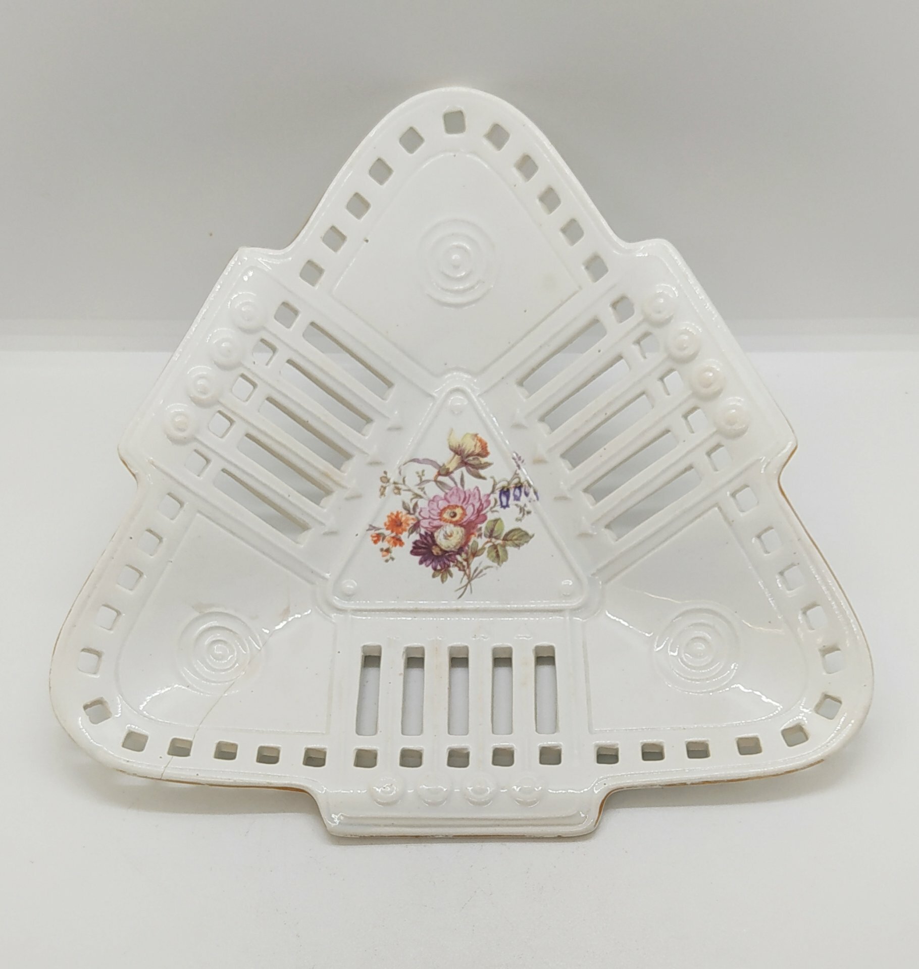 Сухарница оригинальной треугольной формы с прорезными бортами и цветочной композицией в центре