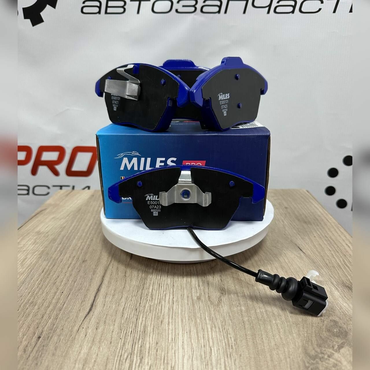 Колодки передние MILES "Керамика" для VW Polo V, Golf V/VI, Passat, Touran / Audi A1, TT / SKODA Fabia, Octavia, Rapid
