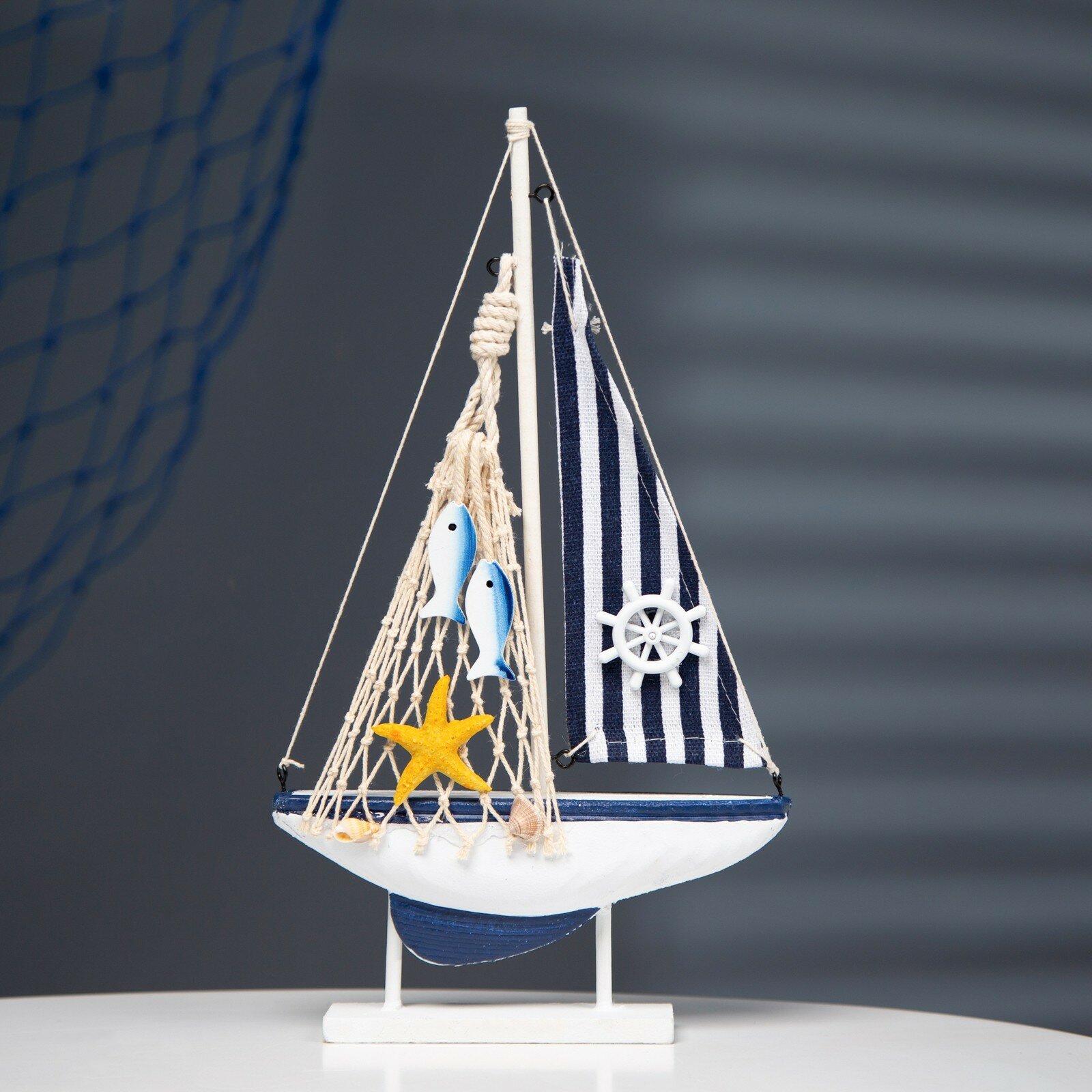 Сувенирная модель корабля «Парусник с уловом», 30×18 см