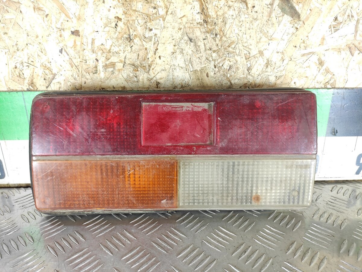 Фонарь задний левый VAZ 2107 21073716011