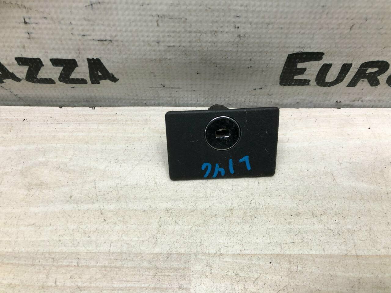 Ручка бардачка Mercedes W202 А2026800584