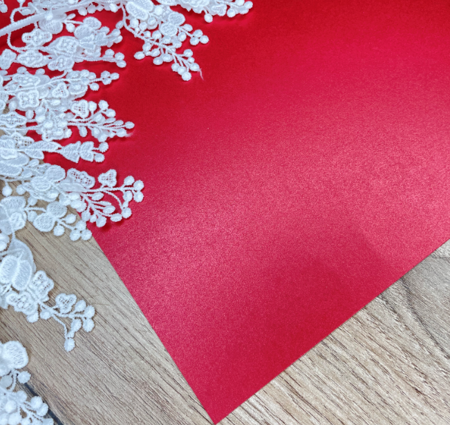 Дизайнерская бумага с перламутровым покрытием, цвет ярко-красный, плотность 300 гр, размер 35*50 см