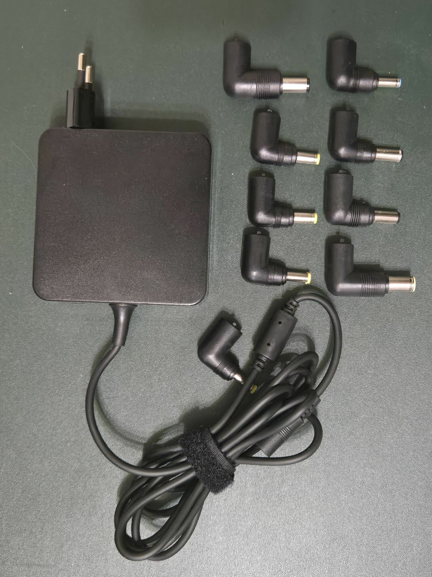 Универсальное зарядное устройство для ноутбуков, 90 ватт