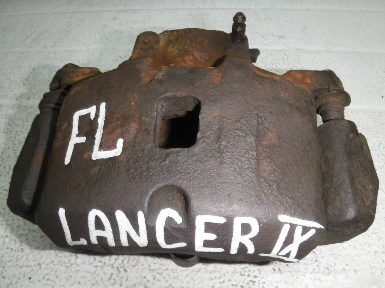 Суппорт тормозной передний левый Mitsubishi Lancer IX (2000—2007) MR955063