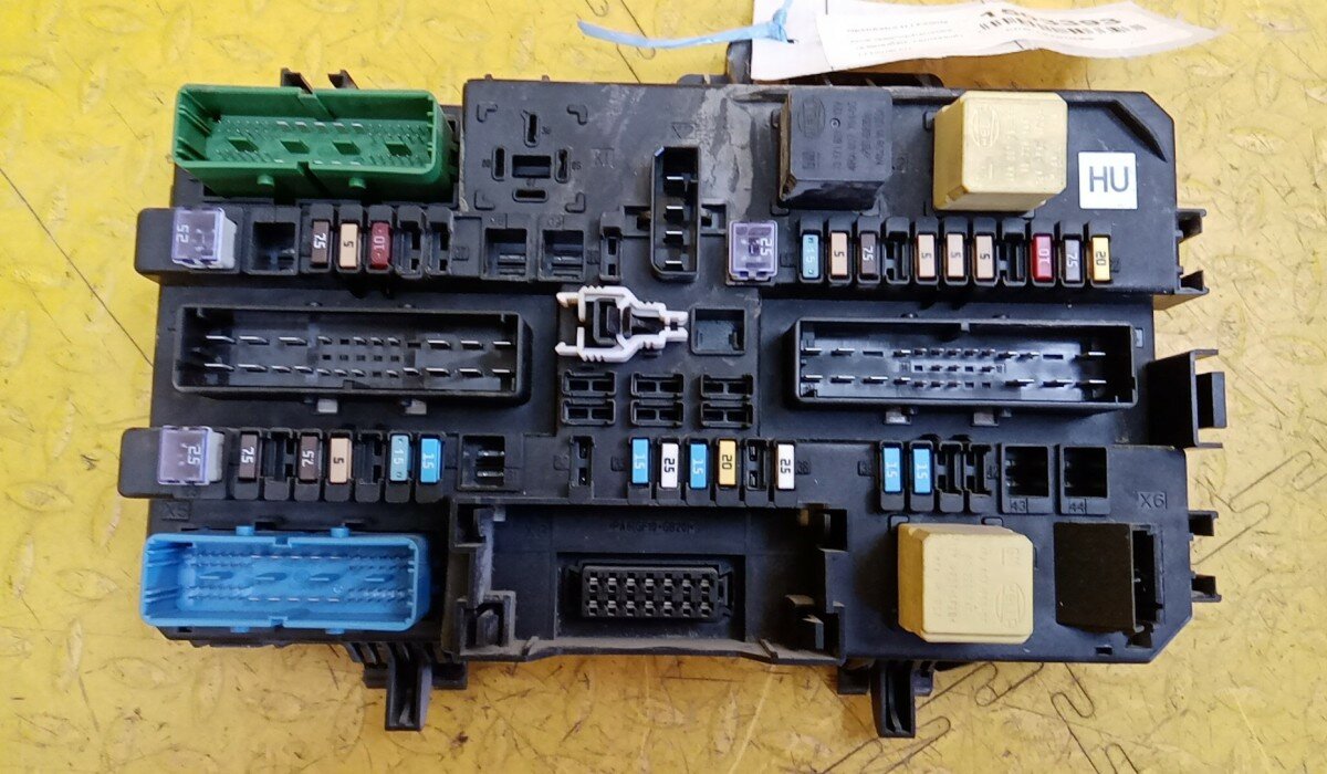 Блок предохранителей Astra H / Family Opel 13220832