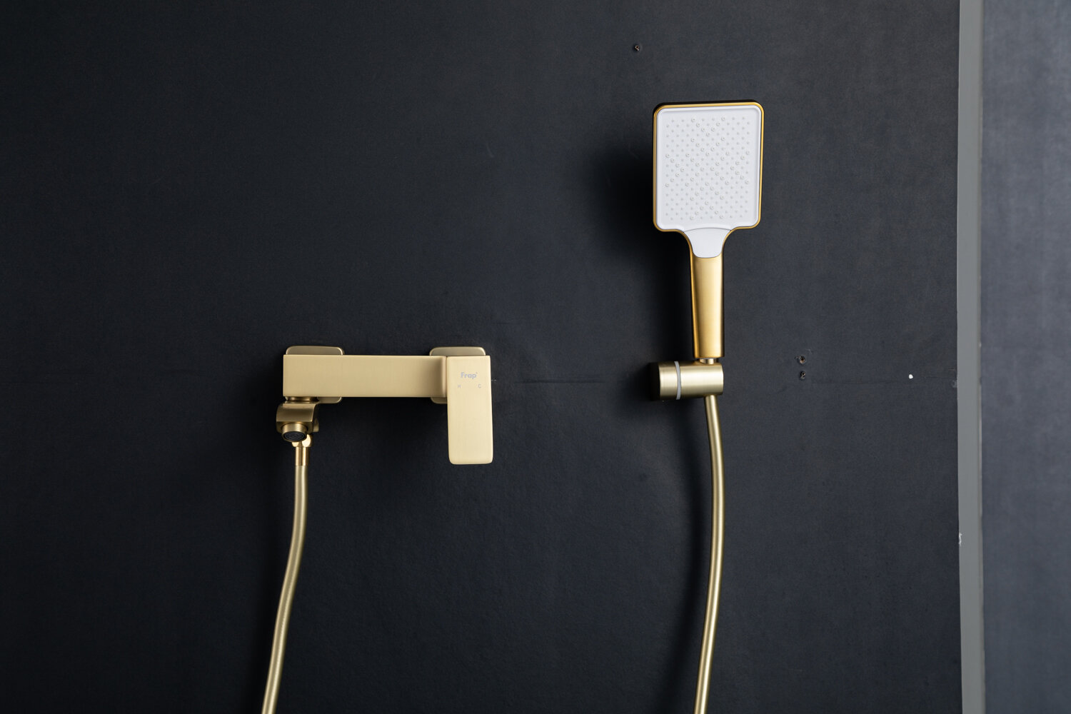 Смеситель для ванны короткий нос FRAP F3276-3 золотой сатин, латунь, управление рычажное