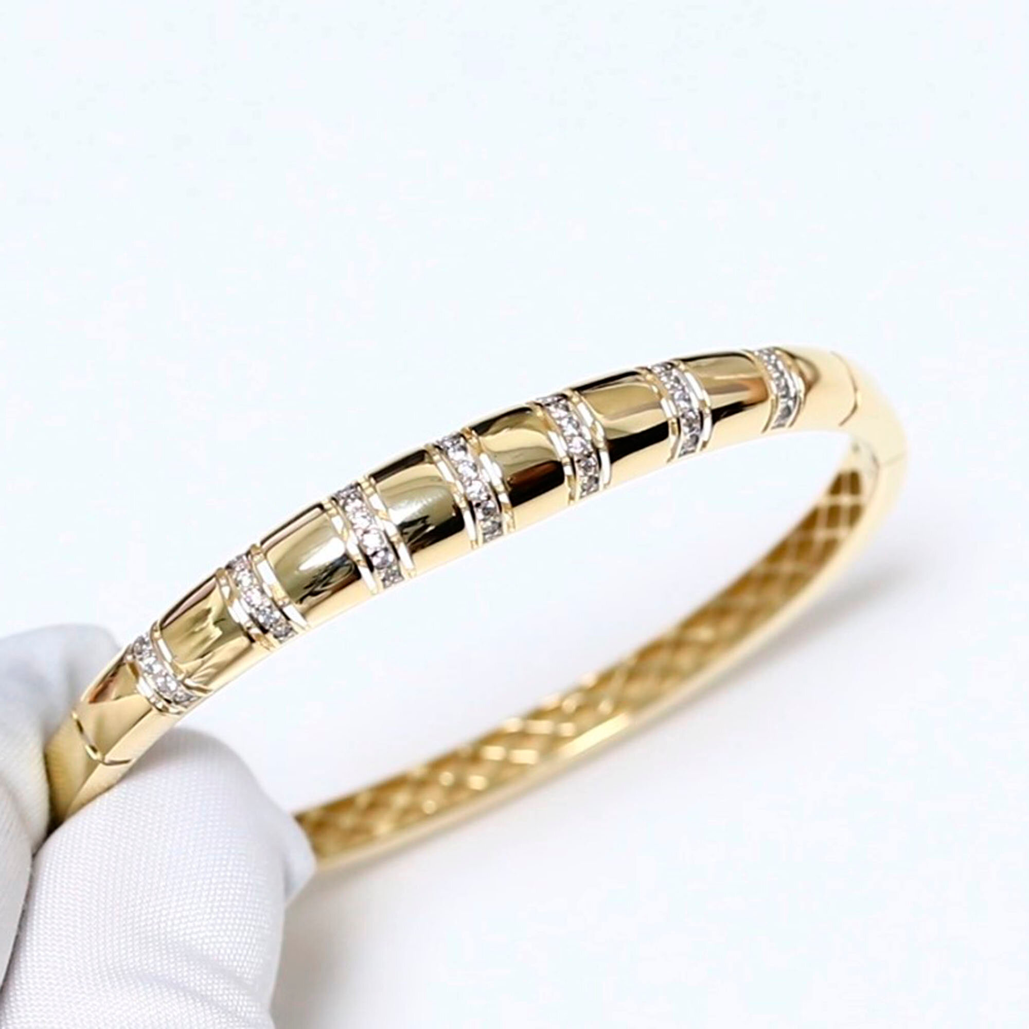 Жесткий браслет, желтое золото, 585 проба, фианит