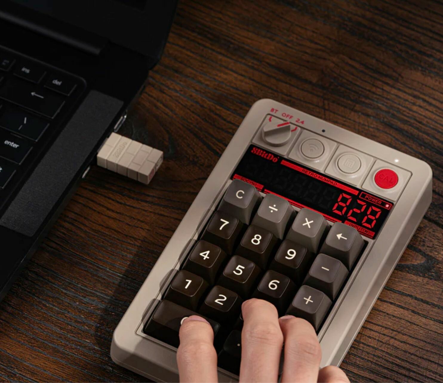 Нумпад 8BitDo Retro 18 Mechanical Numpad C64 Edition — фото 1
