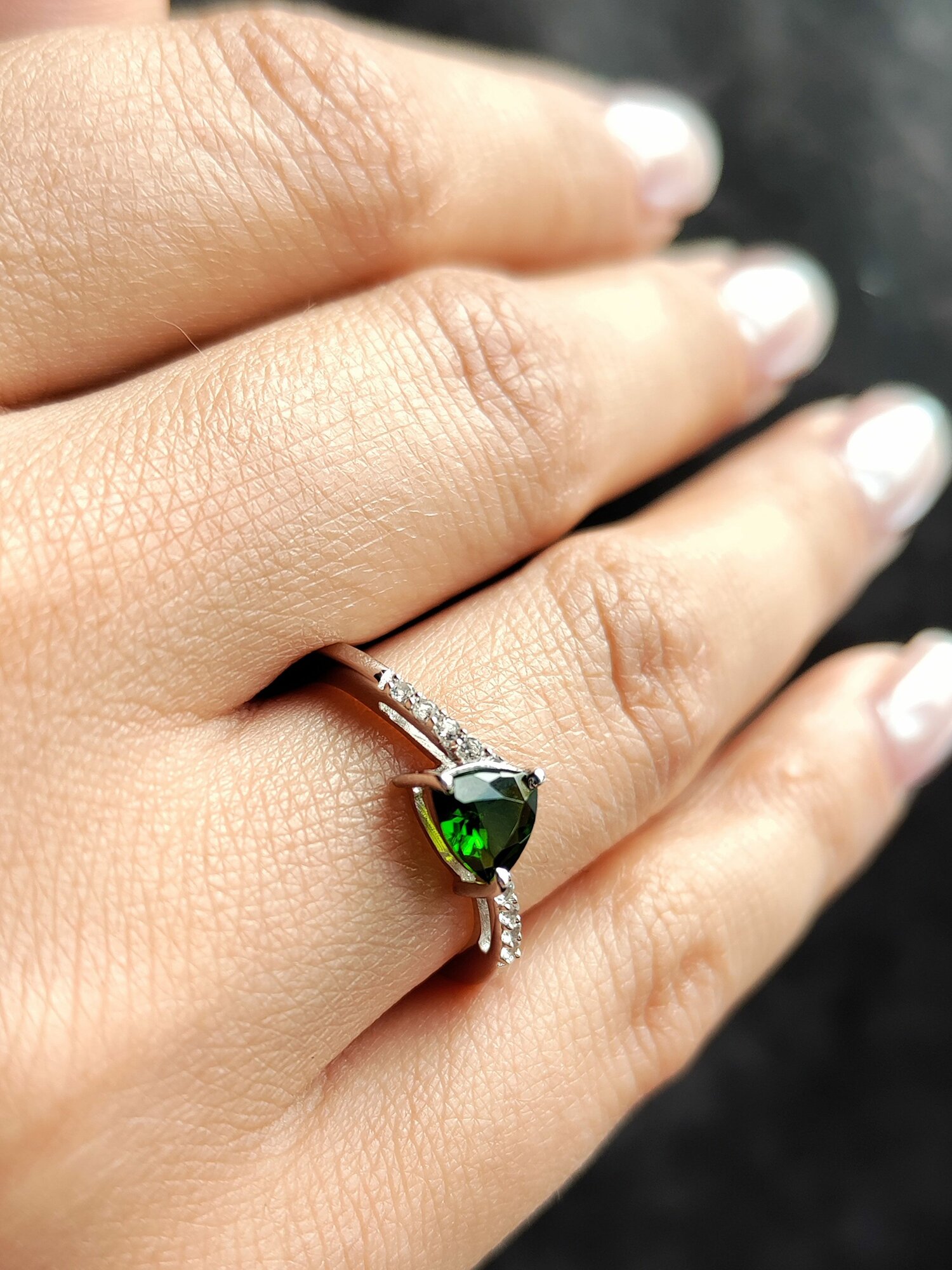 Кольцо тонкое, серебро, 925 проба, родирование, топаз, хромдиопсид