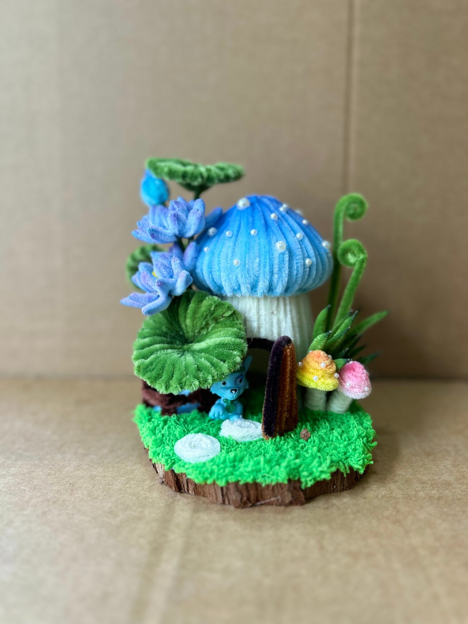 Грибной домик ручной работы из синельной проволоки Уникальный декор для детской комнаты, новогодний подарок, эко-поделки (высота 25 см)