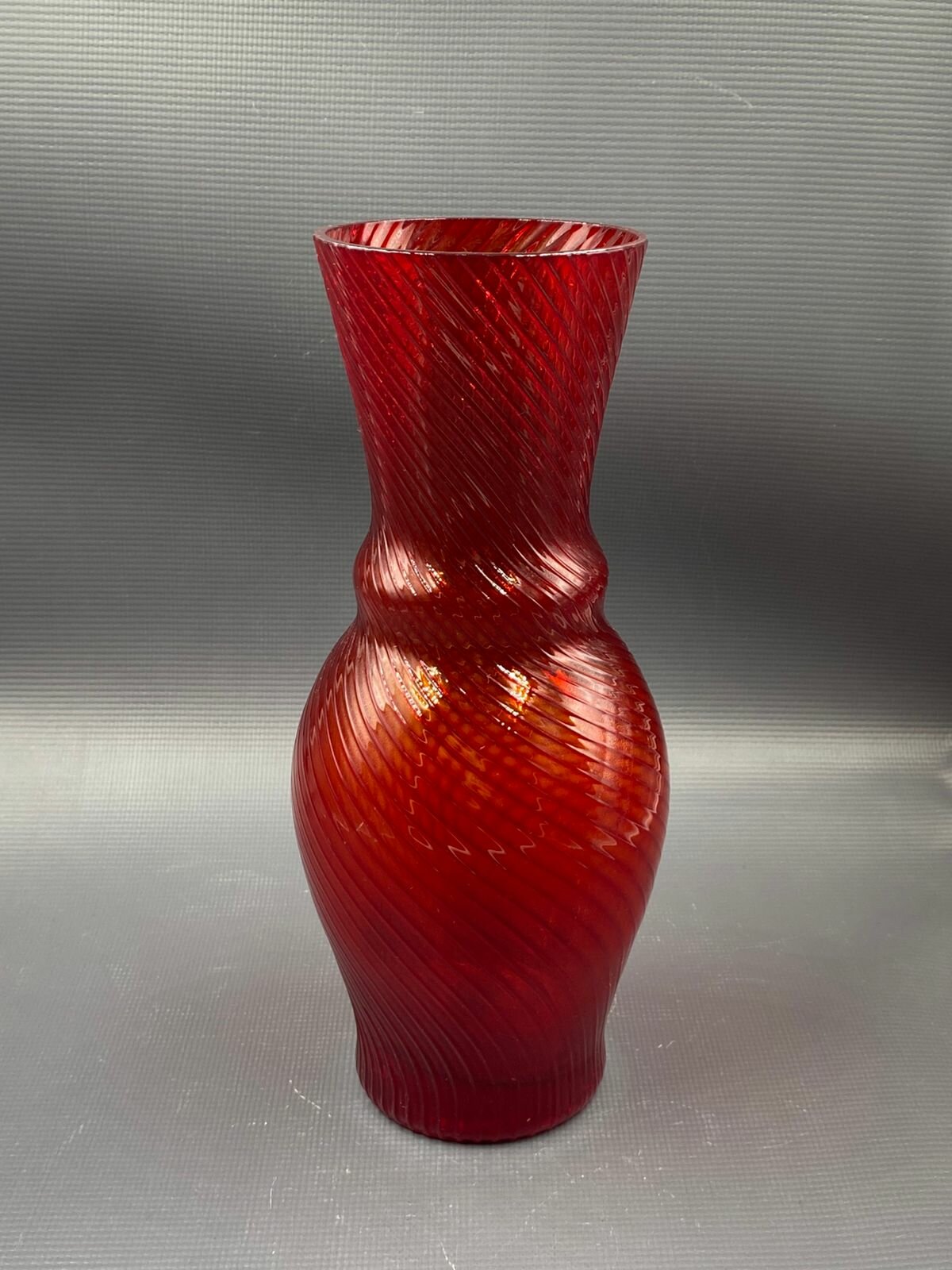 Ваза Цветное красное стекло СССР, высота 21 см Красивая! Состояние! Винтаж!