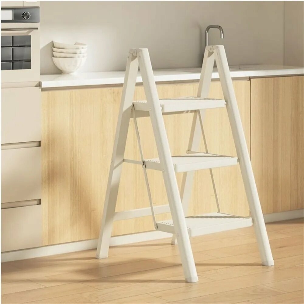Бытовая переносная трехступенчатая складная лестница, 65х43х68см (кремово-белая)