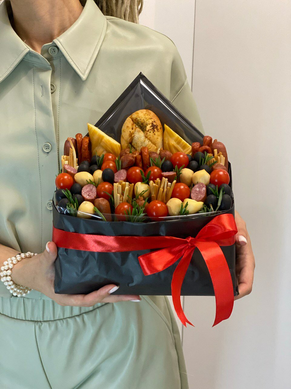 Букет «Парма » с колбасками, сыром, помидорами, маслинами и багетом — подарок на 23 февраля, День Рождения