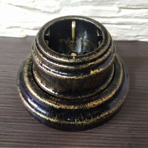 Комплект 1 розетка и 1 рамка установочная ретро, цвет бронза