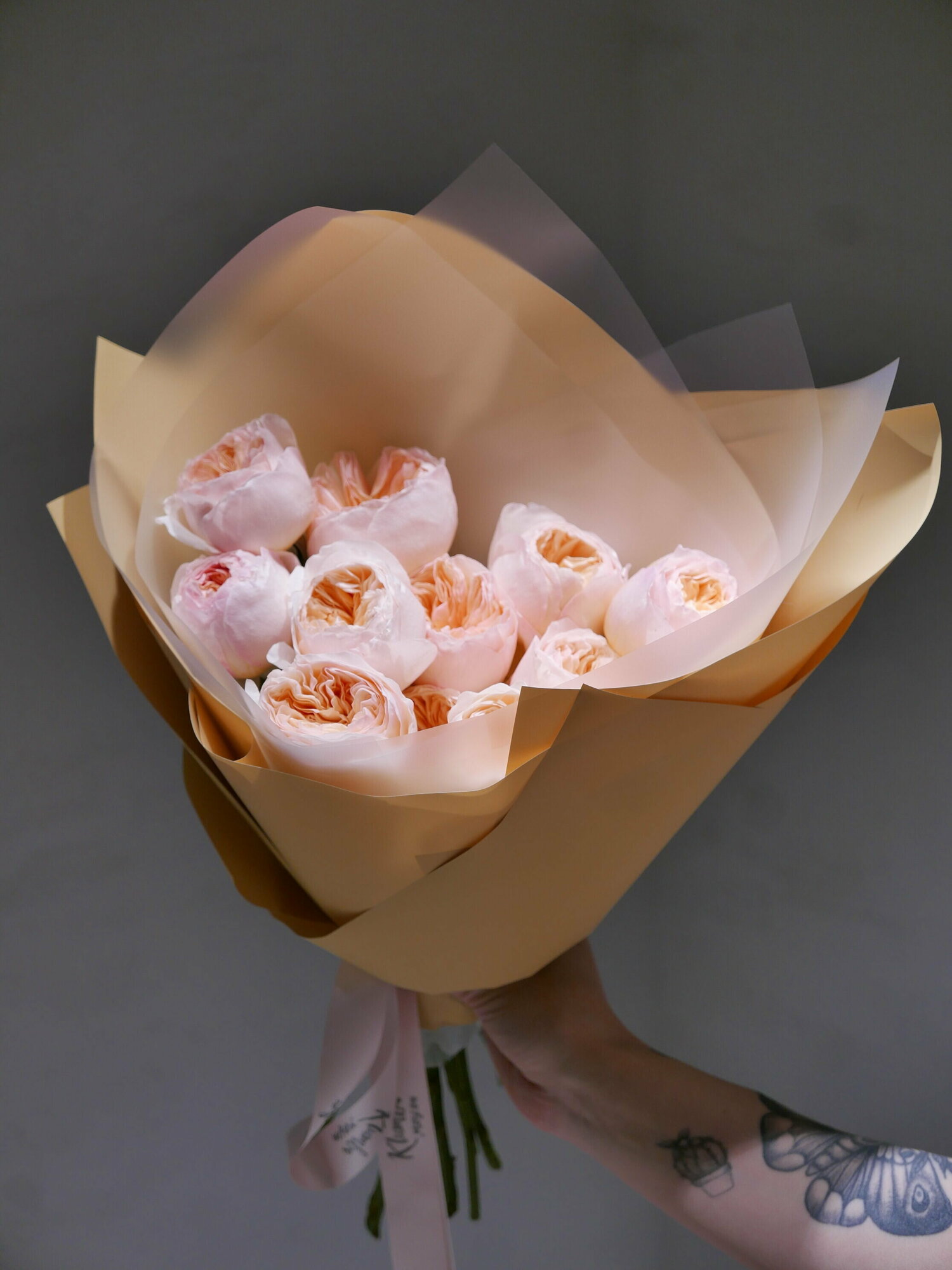 Монобукет из 11 пионовидных роз Джульетта от студии цветов клумба. москва