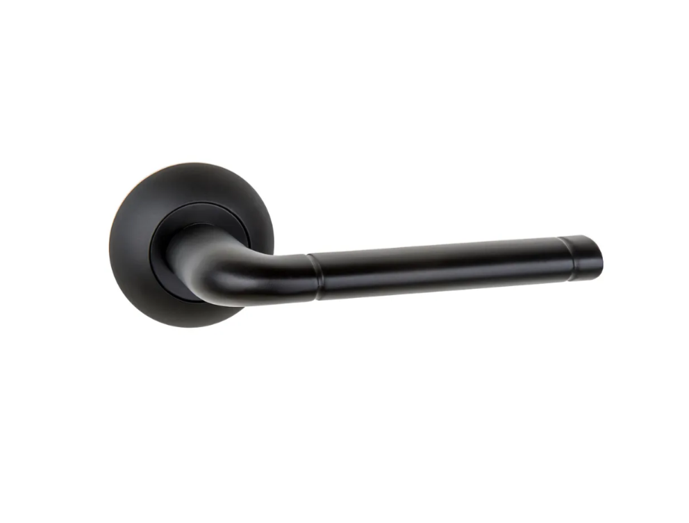 Ручка дверная межкомнатная на круглой розетке 503-08 Black, черный
