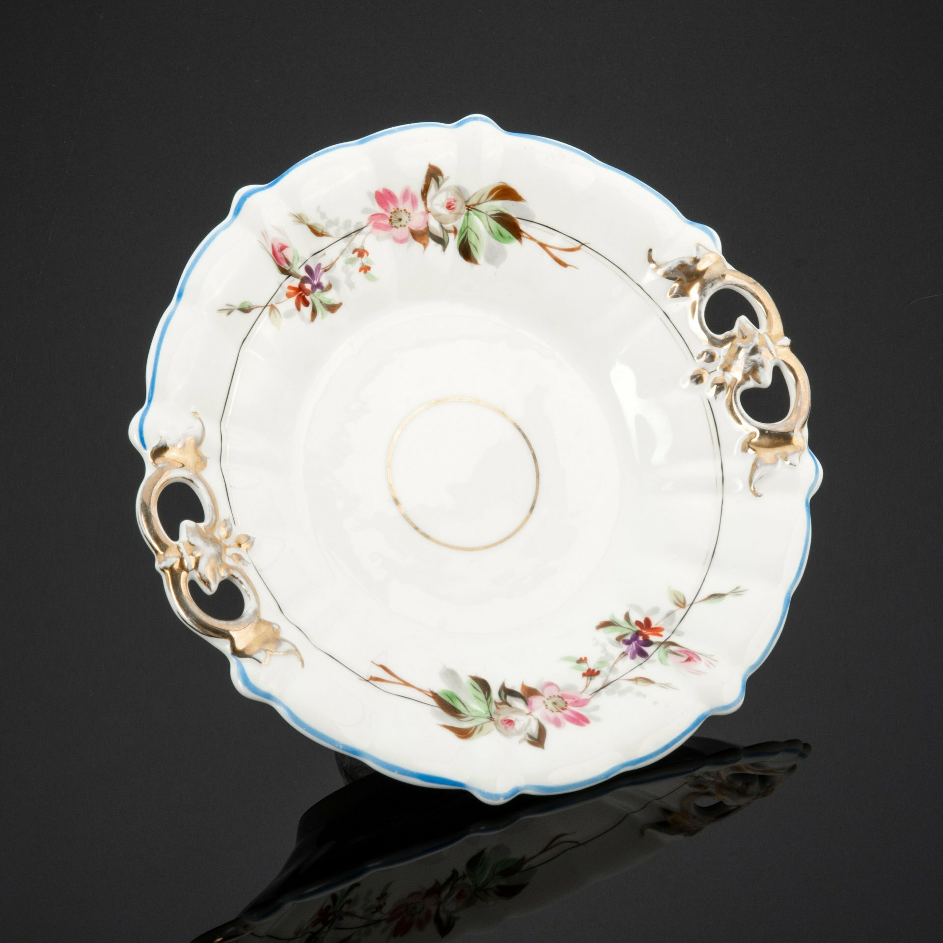 Блюдо (сухарница) с прорезным бортом и цветочным декором